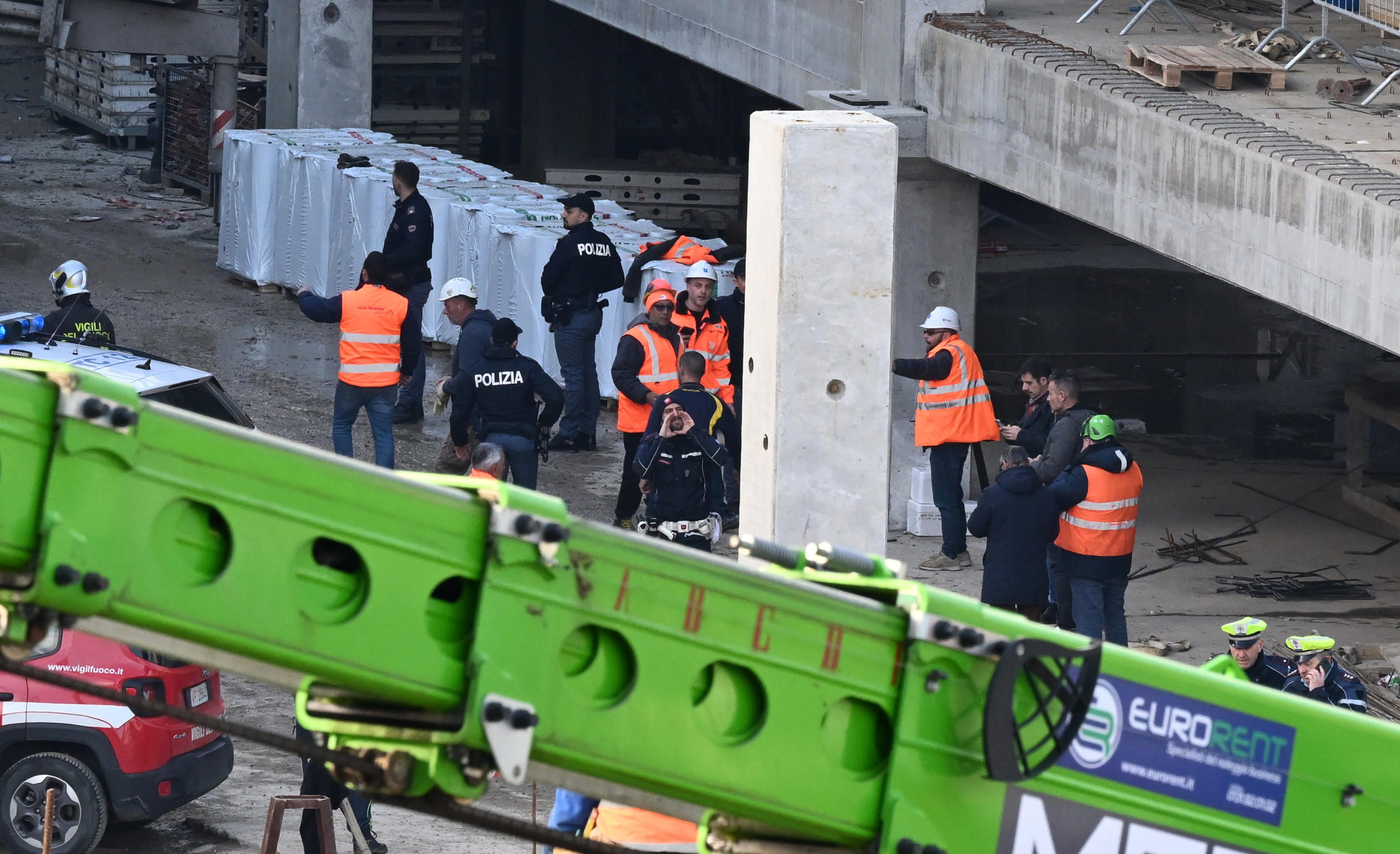 Firenze, crollo in cantiere Esselunga in via Mariti, le news. FOTO ...