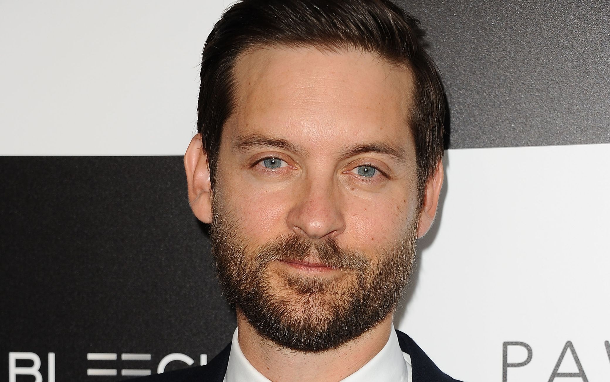 Tobey Maguire stava quasi per soffocare durante l’iconico bacio a testa ...