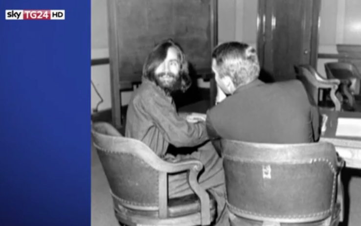 La setta, gli omicidi, il carcere: chi era Charles Manson. FOTO | Sky TG24
