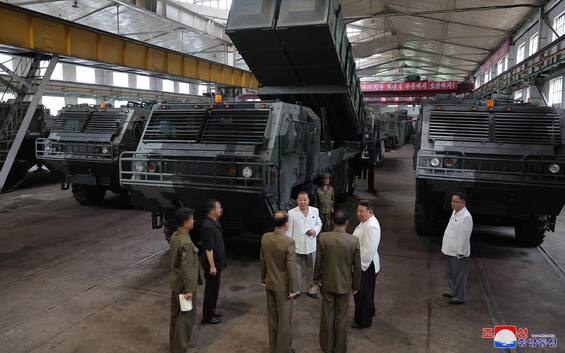 Corea del Nord, Kim Jong Un ordina di aumentare la produzione di armi ...
