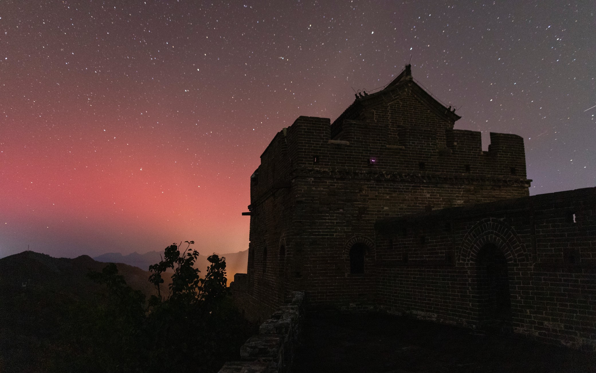 L'aurora boreale illumina di rosa il cielo d'Italia il 10 ottobre. FOTO | Sky TG24