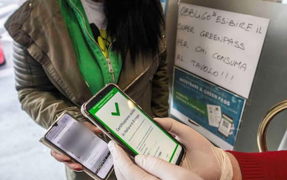 Le differenze tra Green Pass e Super Green Pass: cosa puoi fare e cosa ...