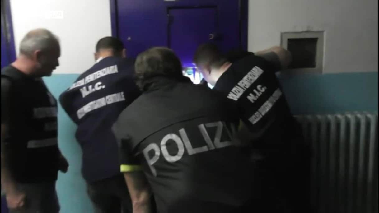 Carcere di Prato, maxi blitz delle forze dell'ordine | Video Sky TG24