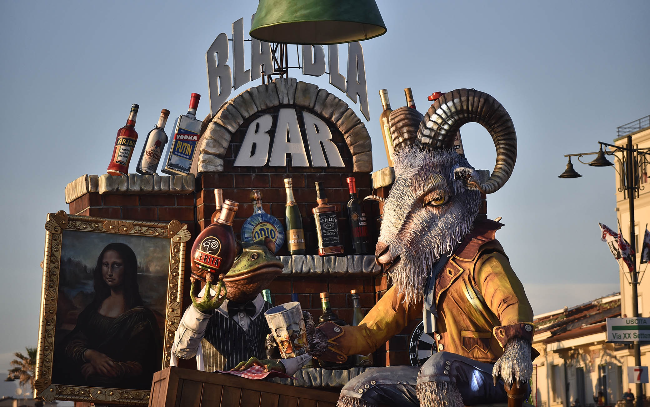 Carnevale di Viareggio 2024, sfilata dei carri allegorici sul lungomare ...