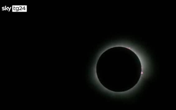 Eclissi solare totale dell'8 aprile, i video più belli da Usa, Messico e Canada | Sky TG24