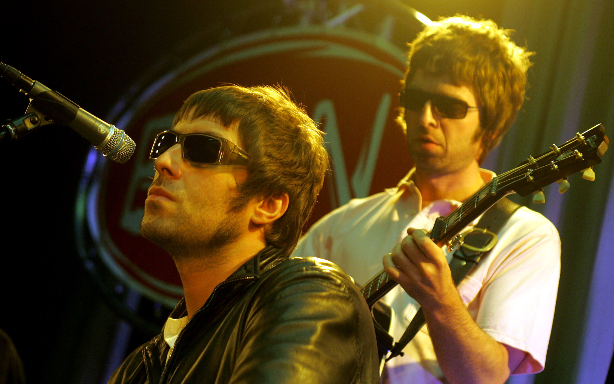 Oasis, la nuova foto di Liam e Noah Gallagher insieme per lo spot ...