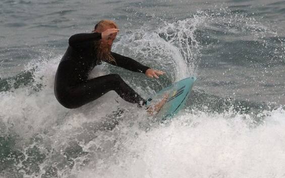 Sydney, Blake Johnston batte record mondiale surfando per 40 ore | SkyTG24 Sydney, Blake Johnston batte record mondiale surfando per 40 ore | SkyTG24