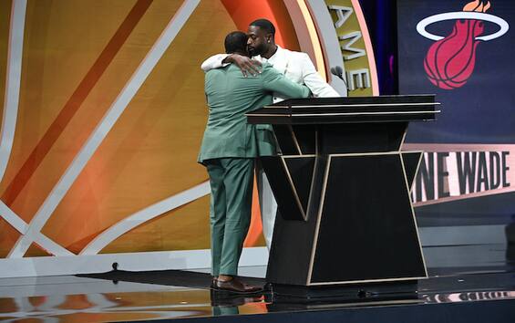 NBA, Dwyane Wade invita il padre sul palco della Hall of Fame. VIDEO ...