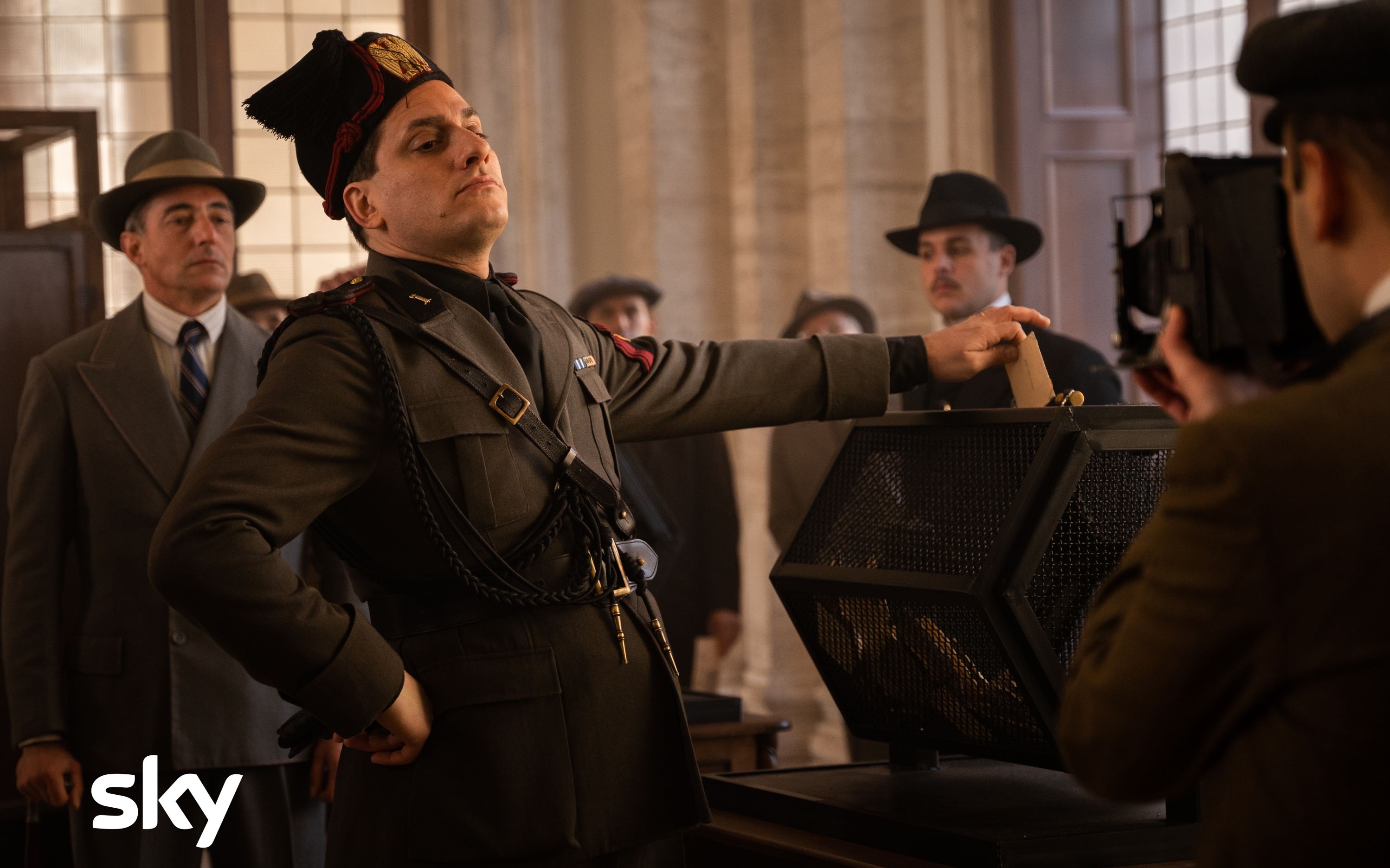 M – Il figlio del secolo, la recensione della serie Sky presentata ...