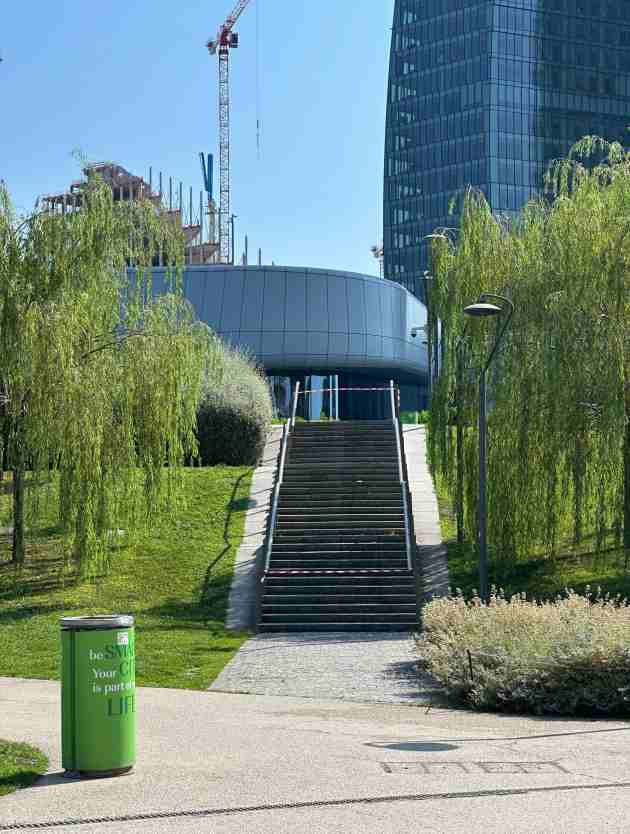 Milano, crolla insegna Generali sulla Torre Hadid a City Life. FOTO ...