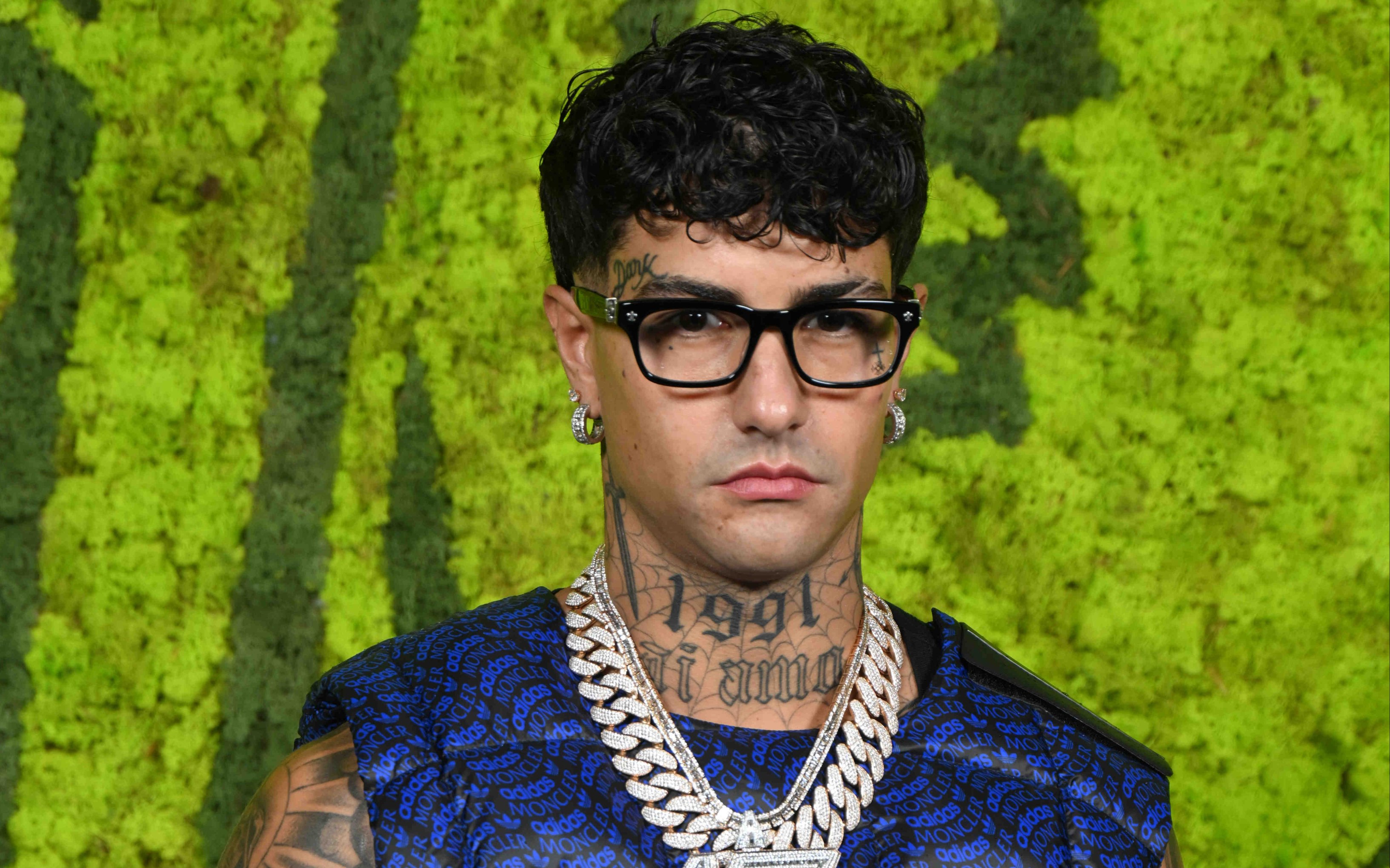 Chi è Tony Effe, il rapper per la prima volta in gara a Sanremo 2025 ...