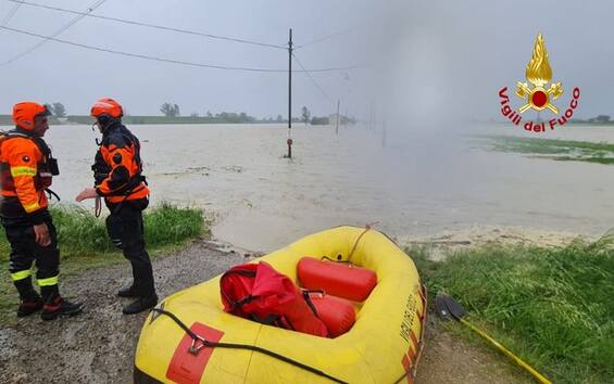 Maltempo in Emilia Romagna, strade allagate e centinaia di evacuati. FOTO | Sky TG24