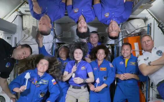 Crew Dragon, i 4 astronauti sono arrivati a bordo della Iss | Sky TG24