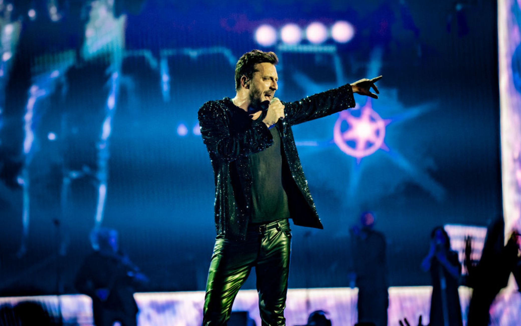 Cesare Cremonini annuncia 4 nuovi grandi concerti live per il 2026: ecco dove | Sky TG24