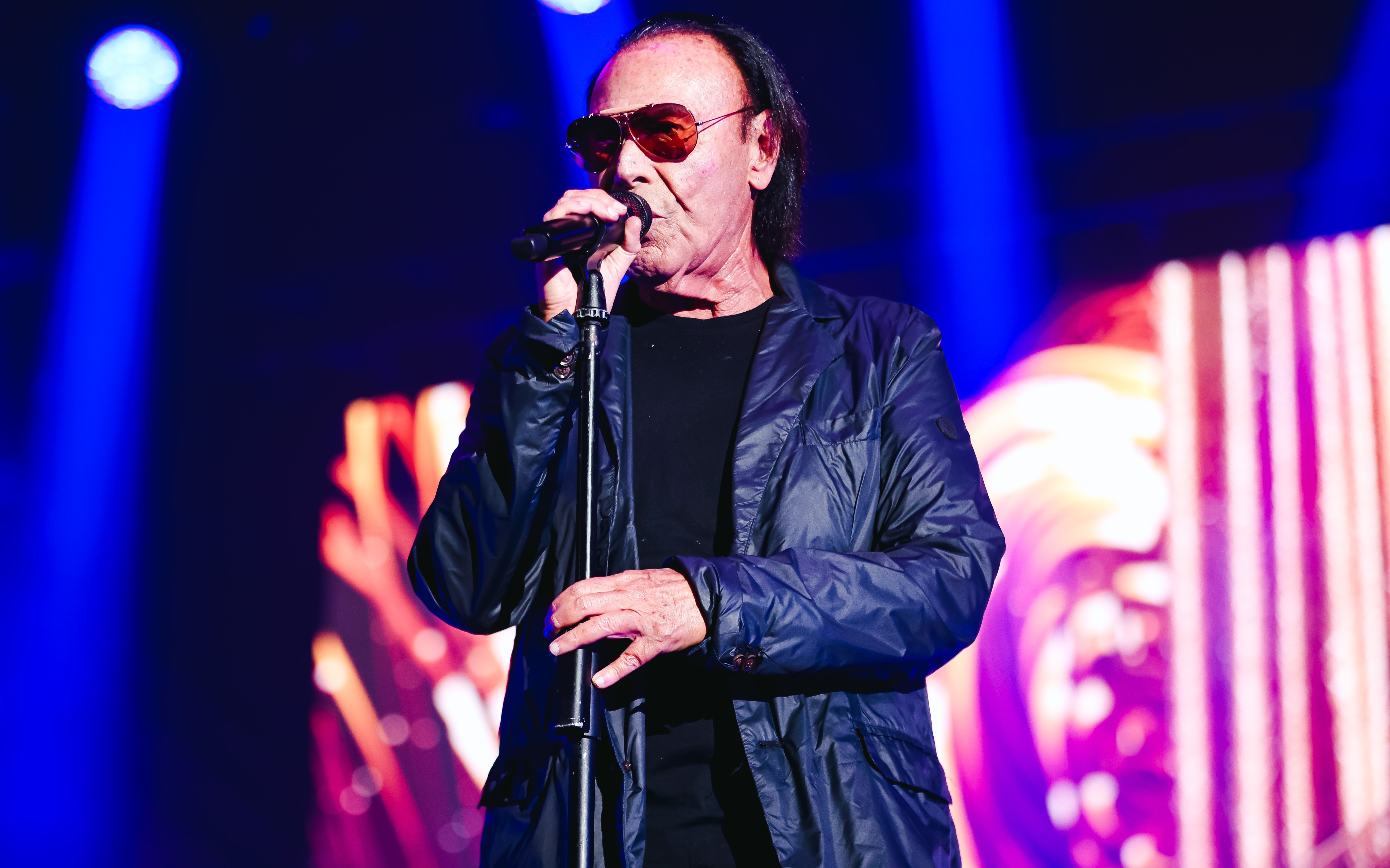 Sanremo 2025, Antonello Venditti canta Ricordati di me e riceve il ...