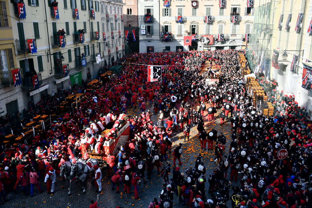 Carnevale Ivrea, in migliaia per la battaglia delle arance. FOTO | Sky TG24