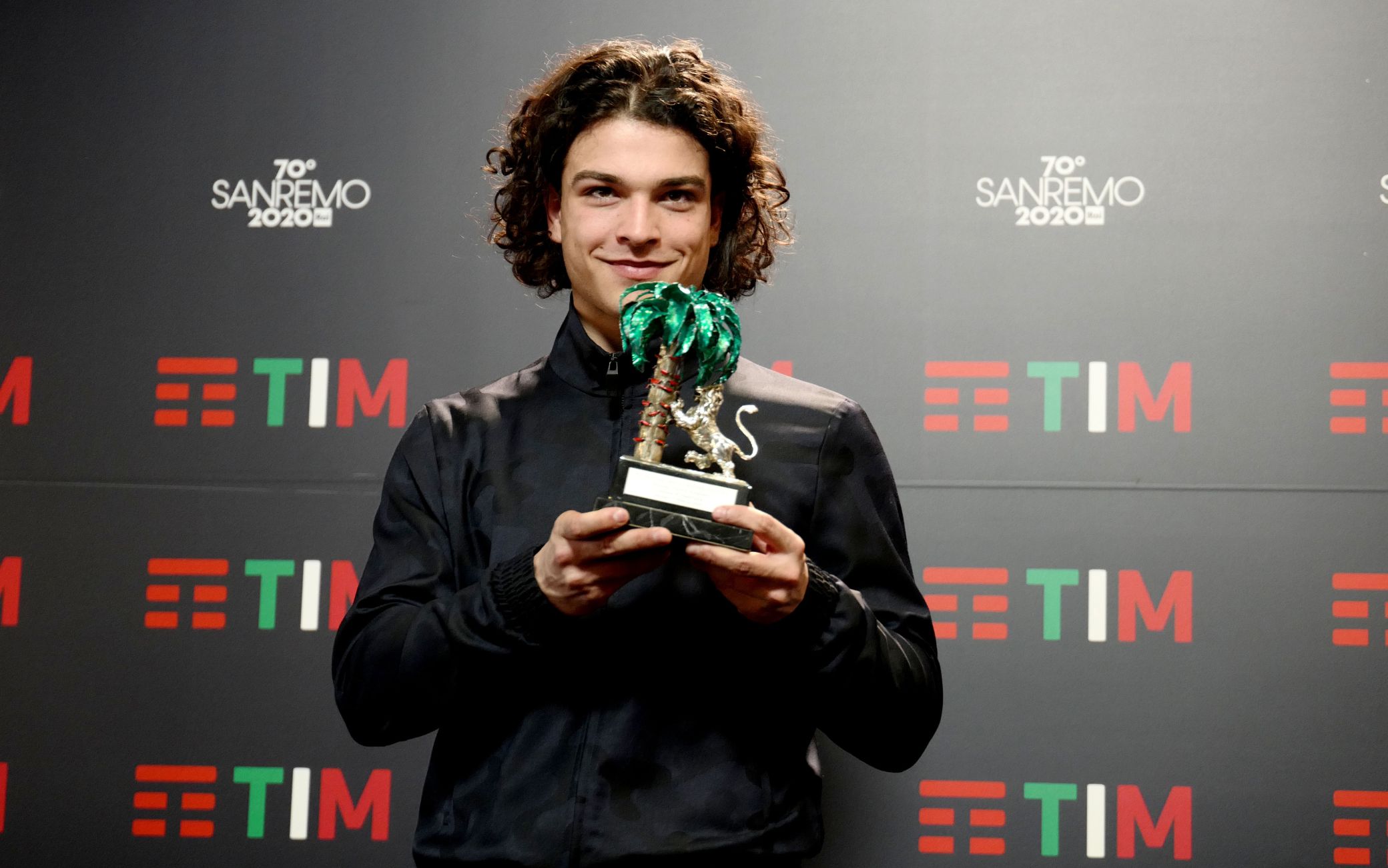 Chi è Leo, cantante e figlio dell'attore Alessandro Gassmann, ospite a ...