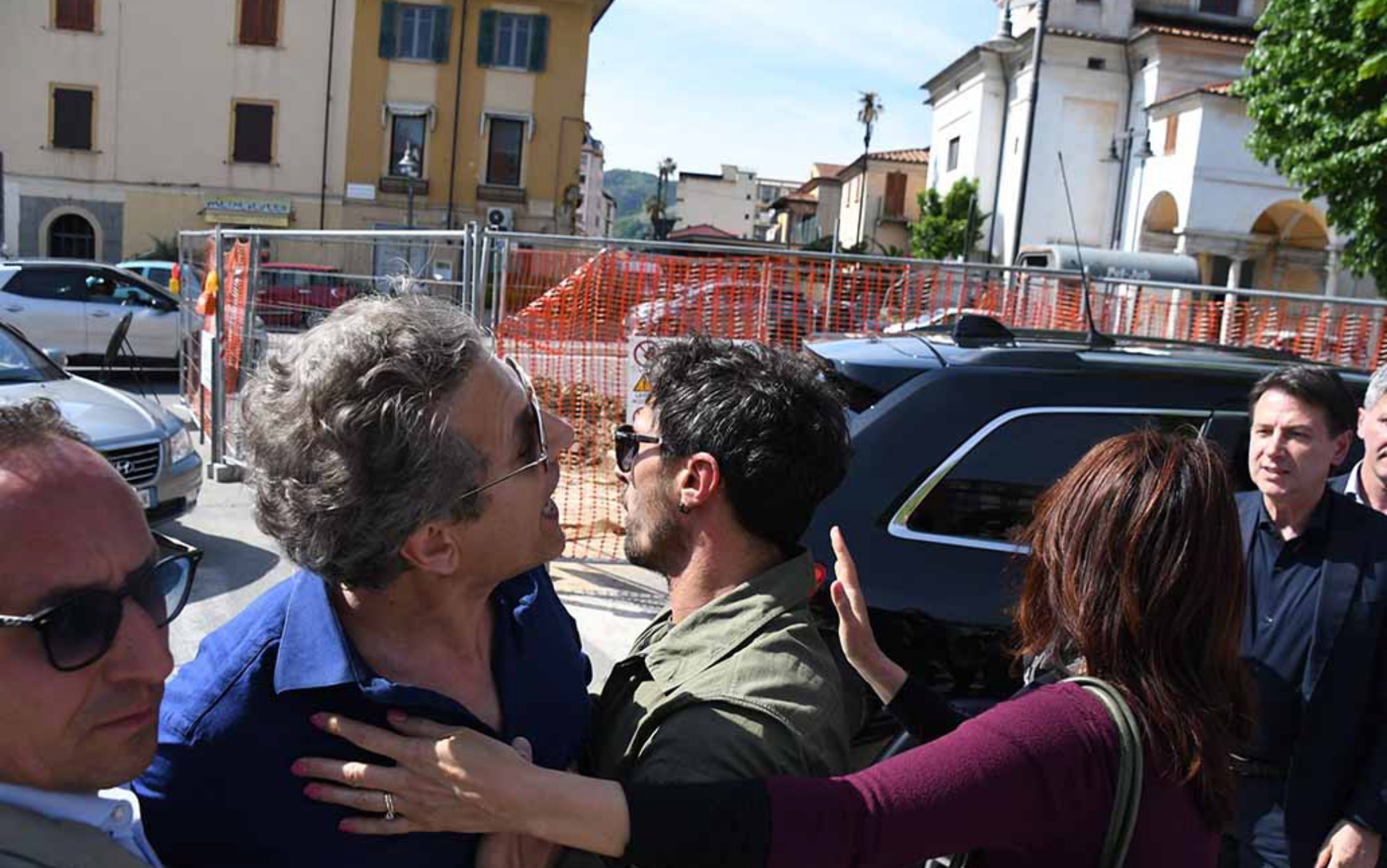 Giuseppe Conte colpito da un No Vax a Massa, le immagini dell ...
