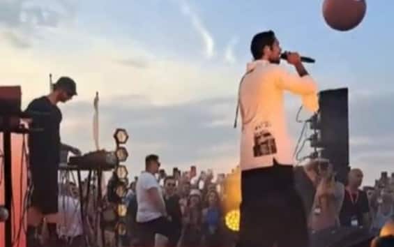 Mahmood in concerto a sorpresa sulla spiaggia di Fregene. VIDEO | Sky Tg24