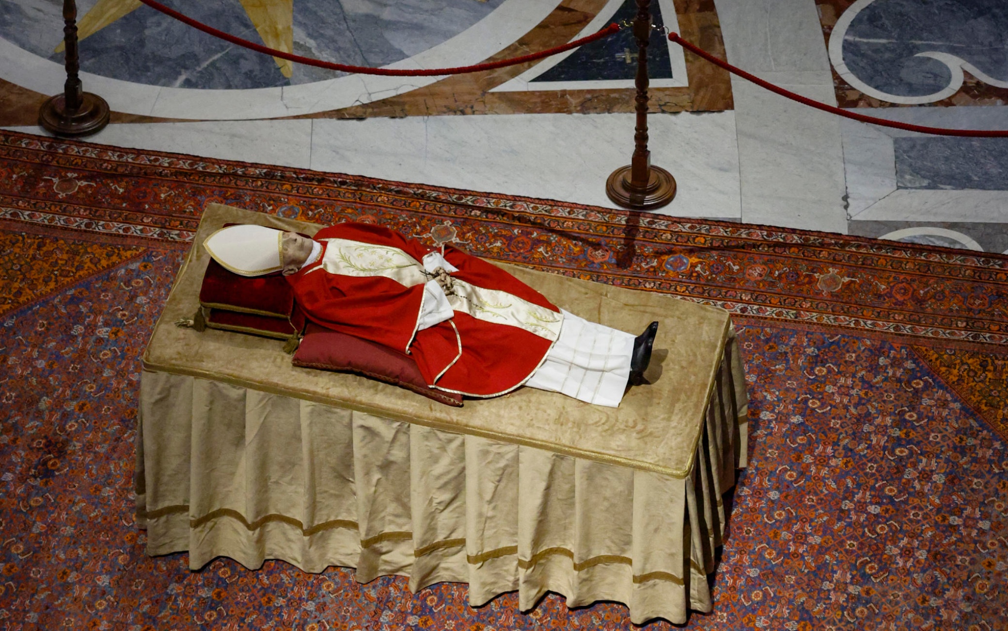 Ratzinger, ultimo giorno di omaggio a San Pietro. Domani il funerale ...