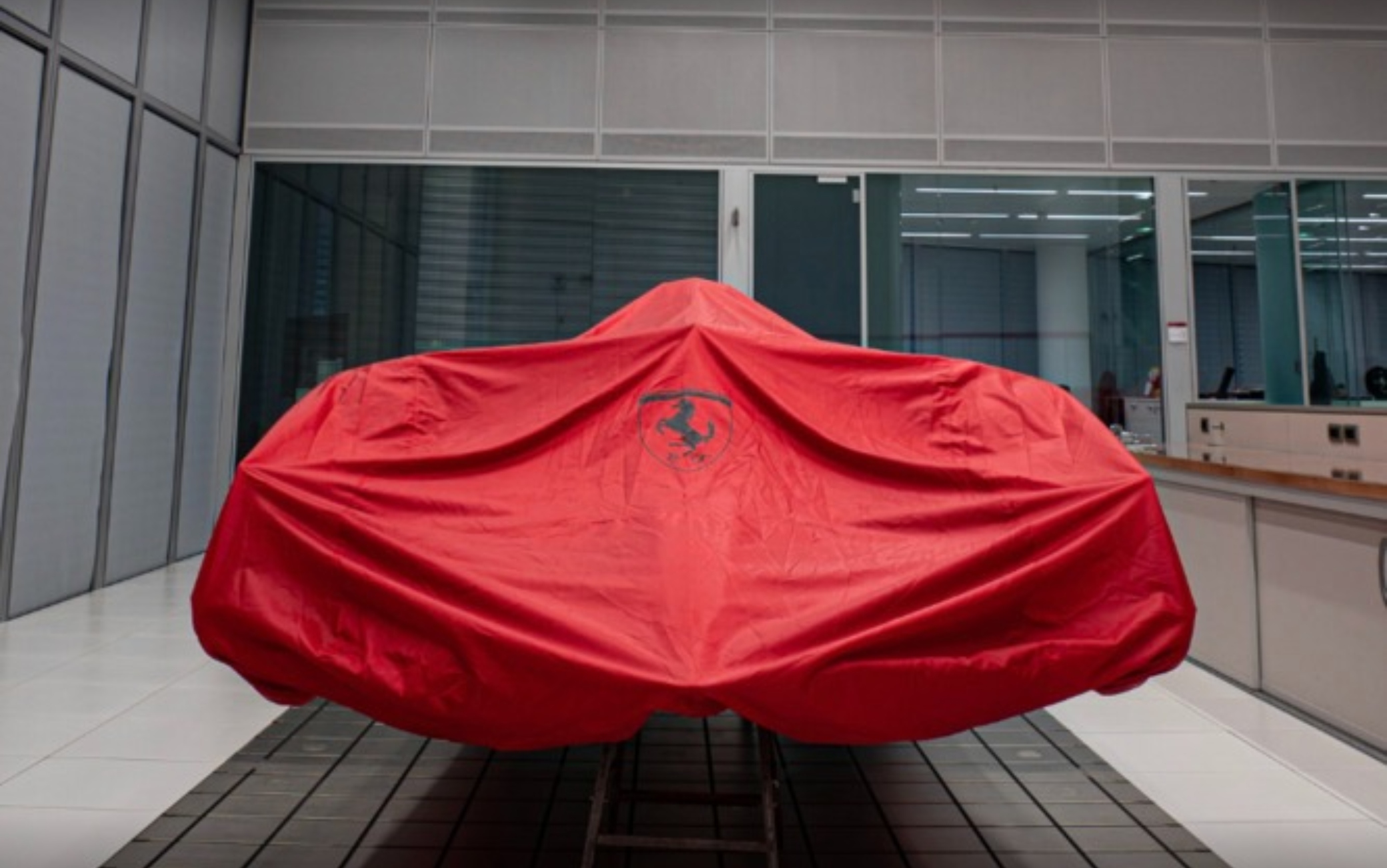 F1, la Ferrari SF-23 è pronta: la nuova monoposto sotto un velo rosso ...