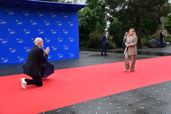 Meloni arriva al summit di Tirana, Edi Rama si inginocchia | SkyTG24