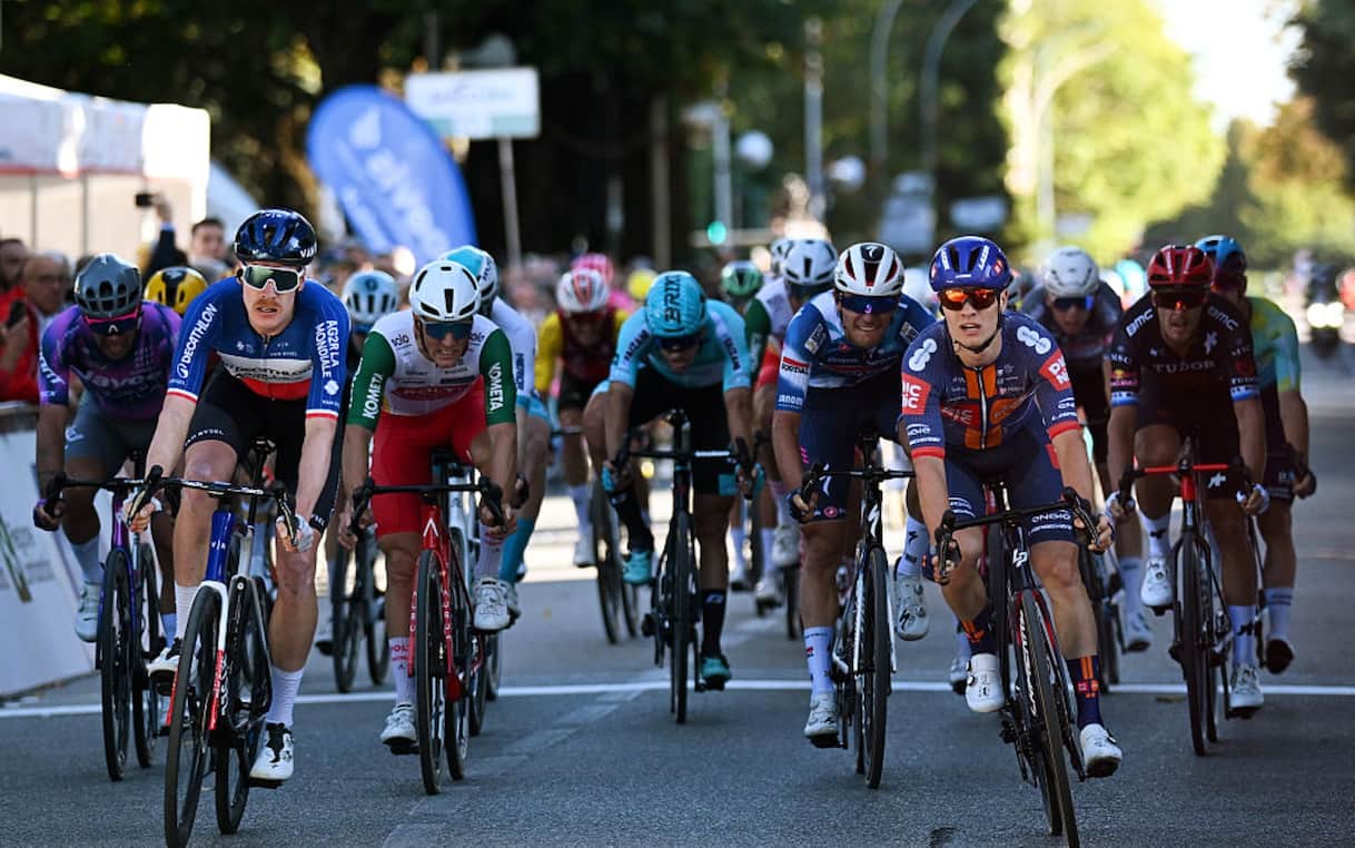 Coppa Bernocchi 2025, vince il francese Dorian Godon in volata | Sky Sport