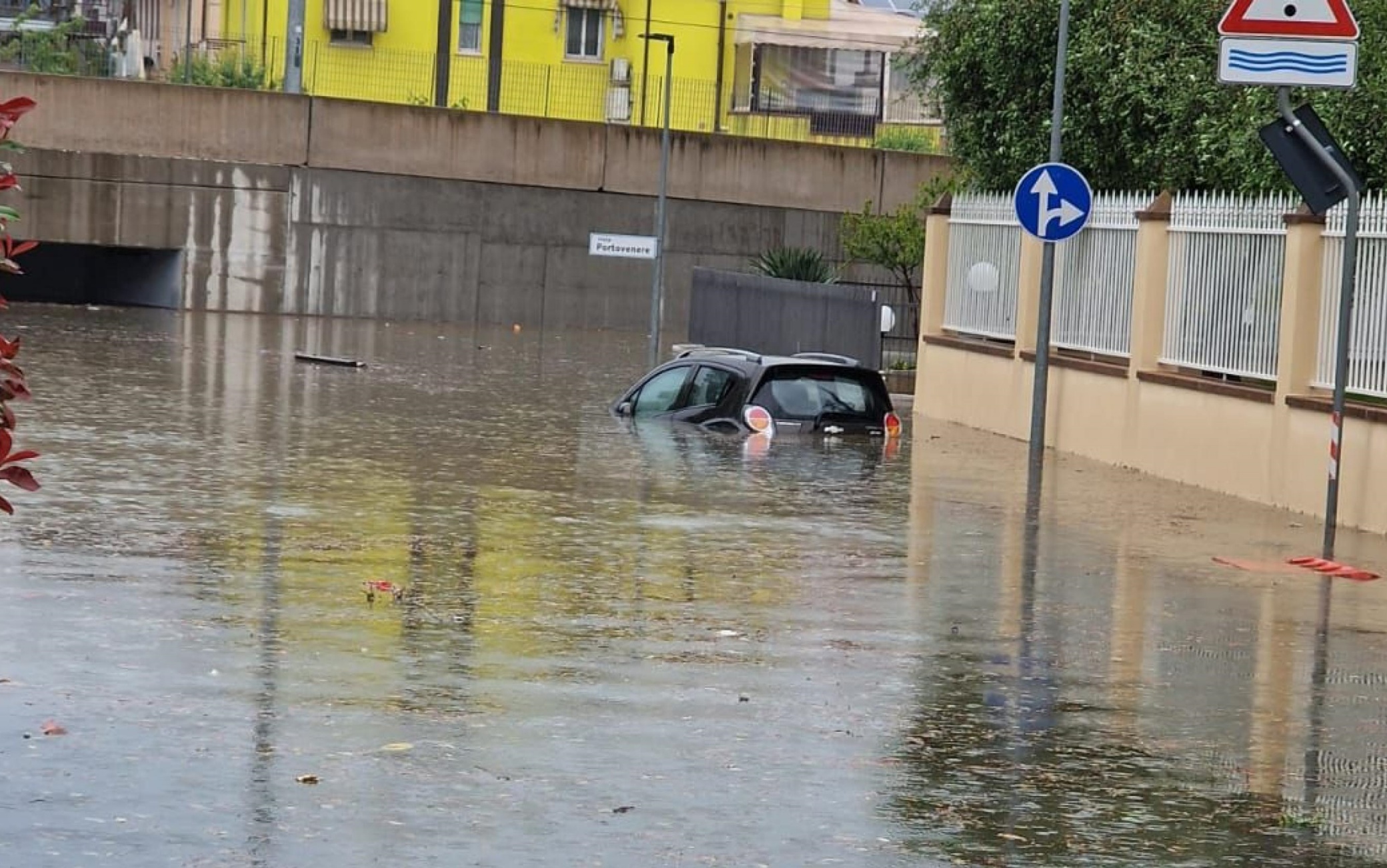 Maltempo a Bologna, esonda il torrente Ravone: via Saffi allagata | Sky ...
