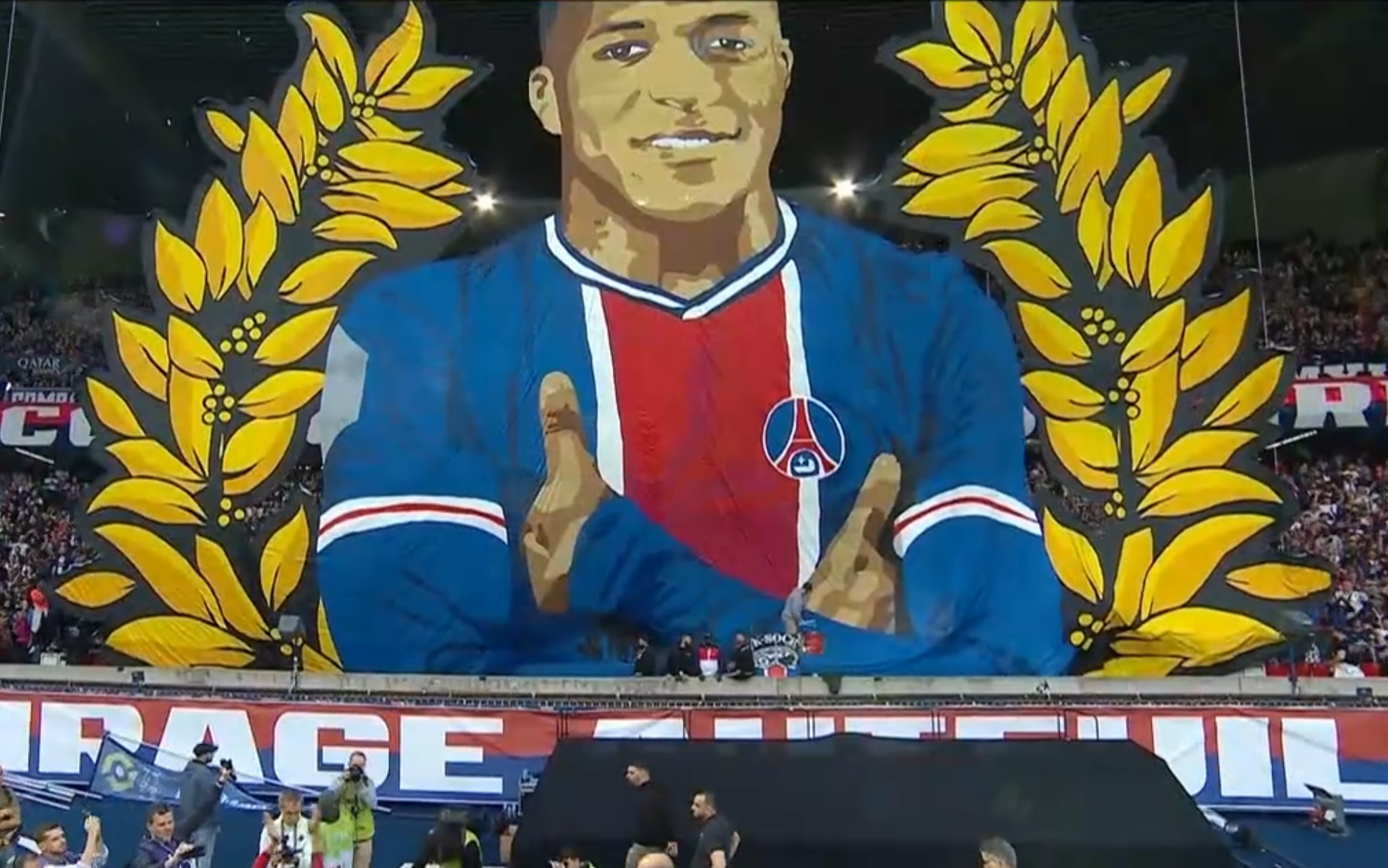 Mbappé, ultima partita in casa con il PSG: l'omaggio del Parco dei ...