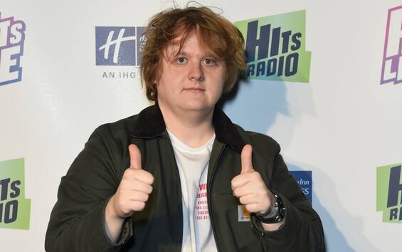 Lewis Capaldi direttore creativo di Asos: la divertente clip VIDEO