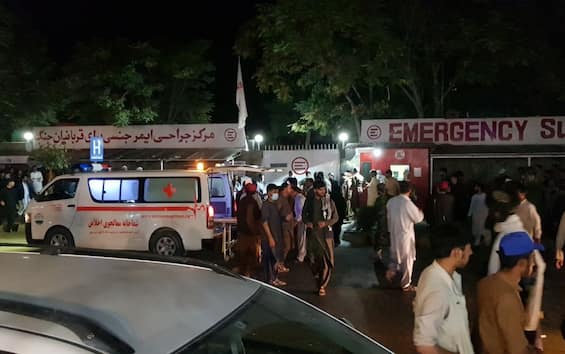 Kabul, kamikaze si fa esplodere all'ingresso dell'aeroporto: morti e ...