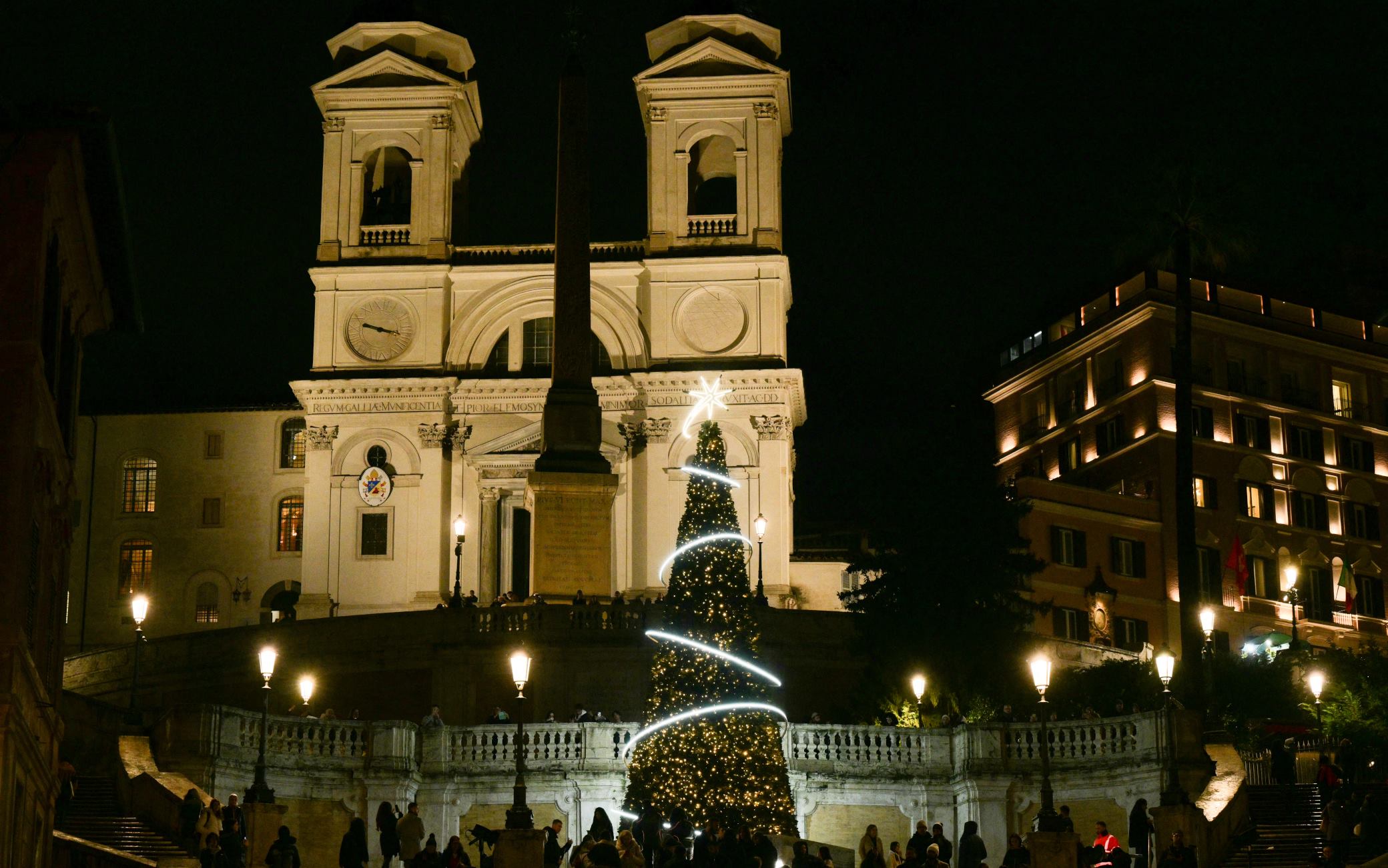 Albero di Natale acceso in piazza di Spagna a Roma. FOTO | Sky TG24