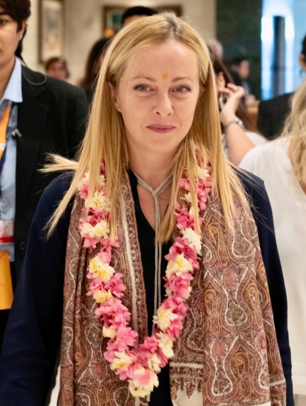 Giorgia Meloni in India per il G20: bindi rosso e collana di fiori per ...