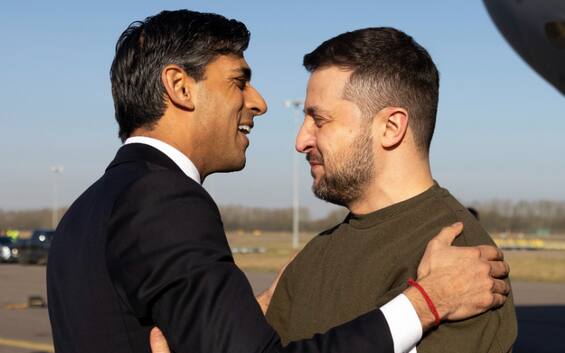 Ucraina, Zelensky a Londra incontra re Carlo e il premier inglese Sunak ...