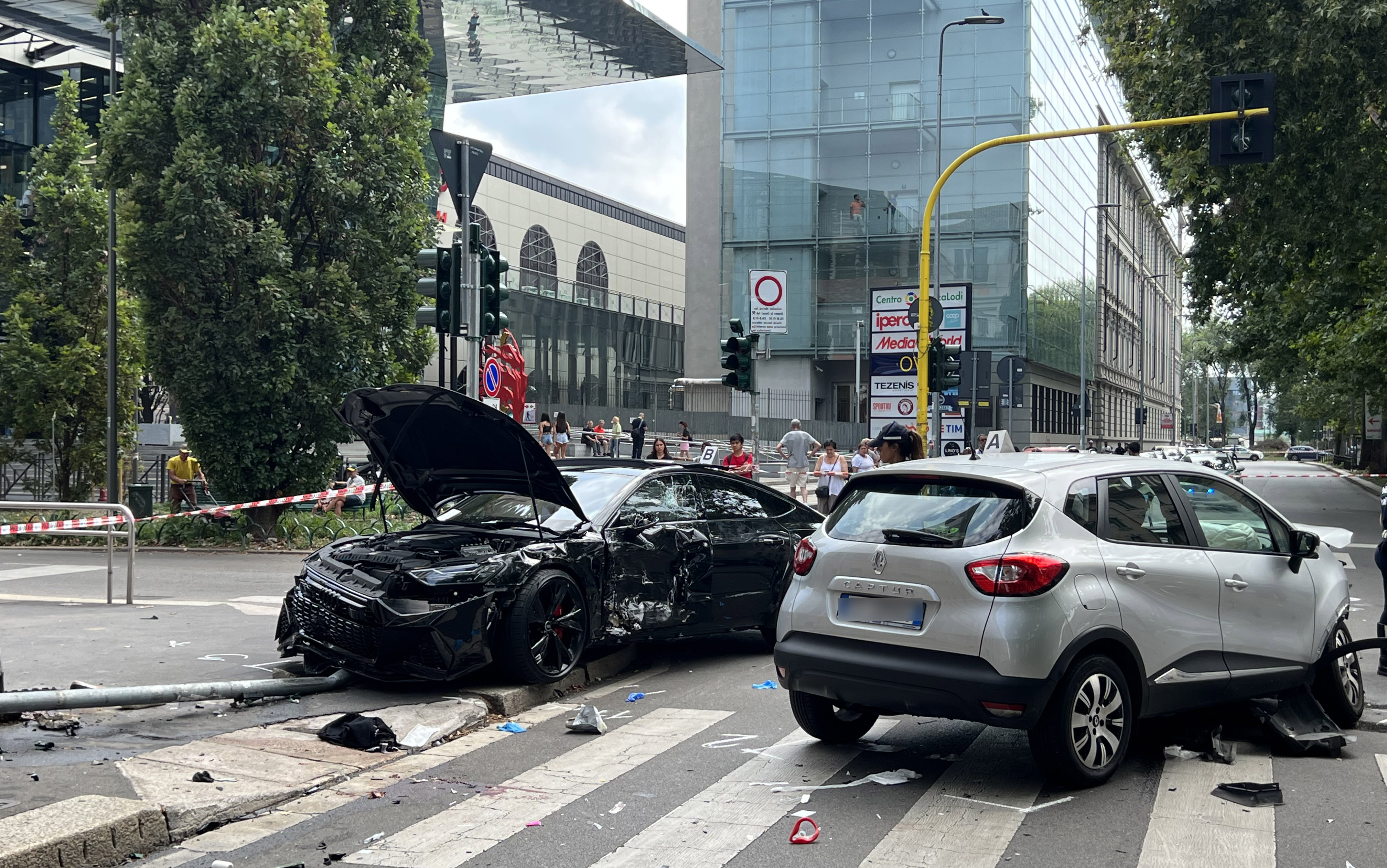 Incidente Milano in viale Umbria, morto pedone di 18 anni travolto ...