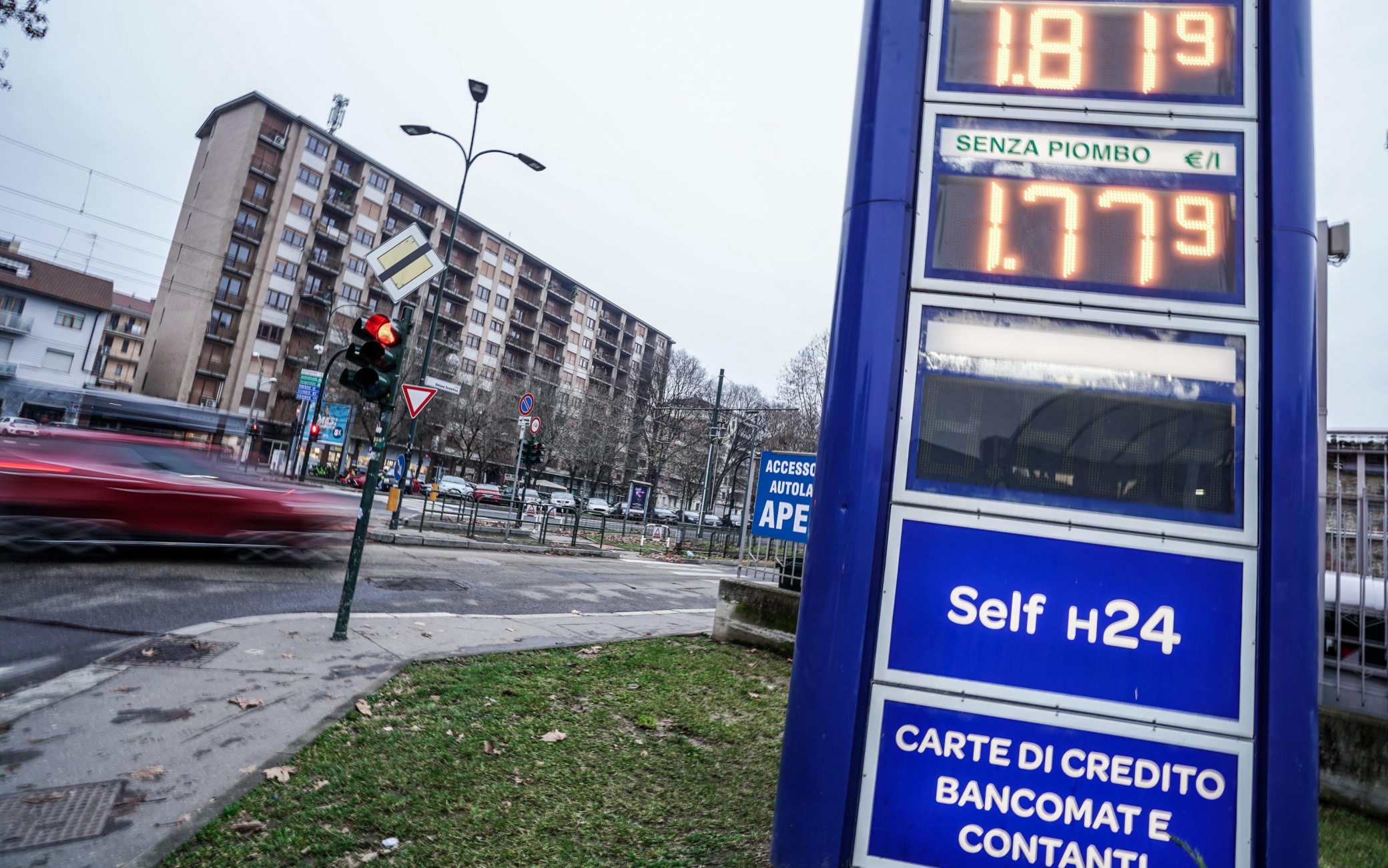 La benzina sotto 1,8 euro al litro, ai minimi dell'anno: ecco perché ...