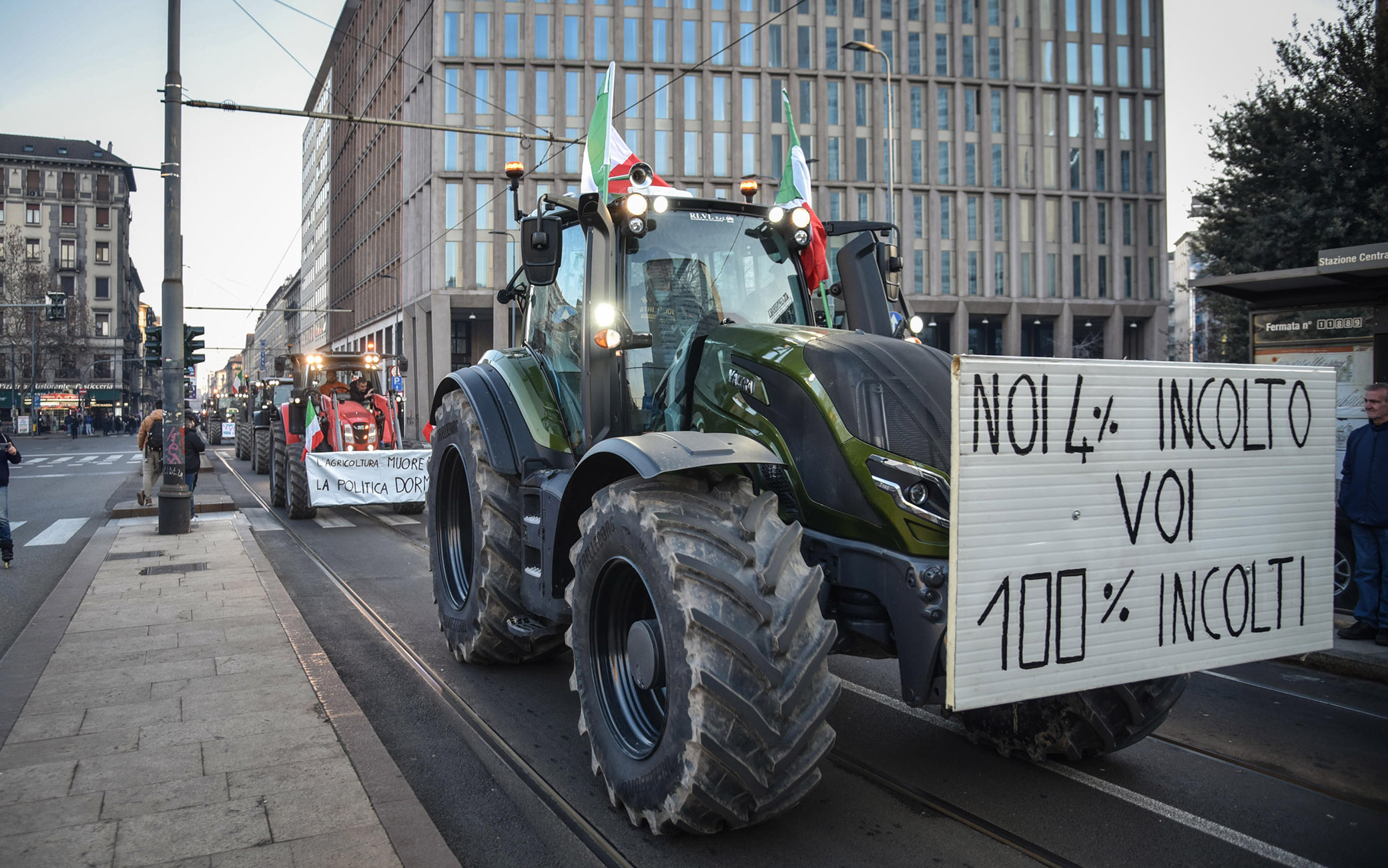 Agricoltori, la protesta è arrivata anche a Milano: trattori davanti al ...