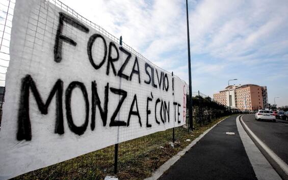 Berlusconi ricoverato, striscione dei tifosi del Monza al San Raffaele ...