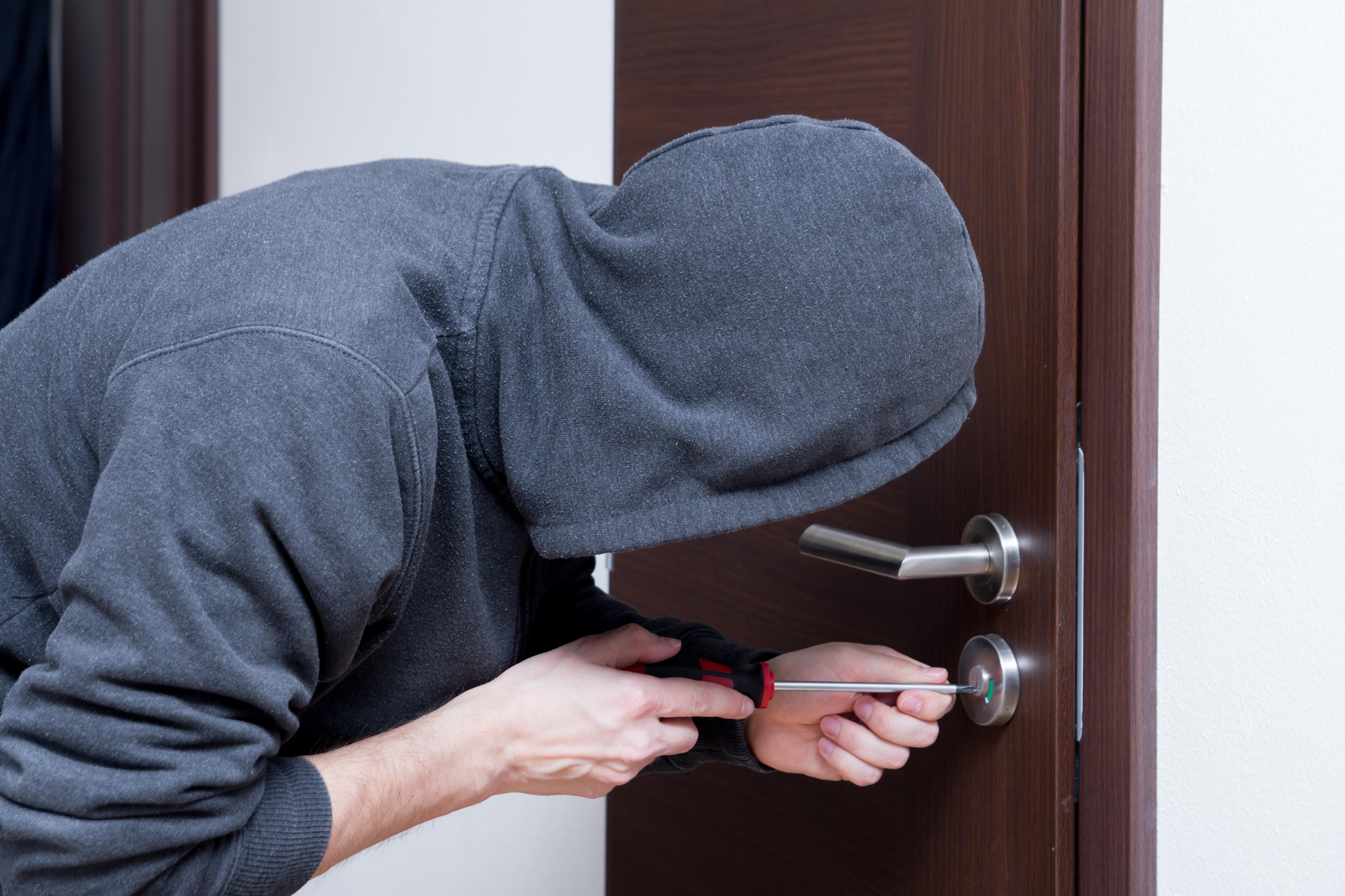 Rapina e sparatoria in un centro commerciale a Roma Est: ladri in fuga ...