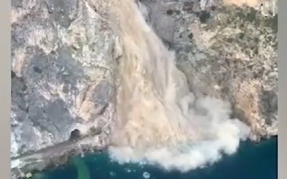 Lago di Garda, il video della frana a Tremosine | Sky TG24
