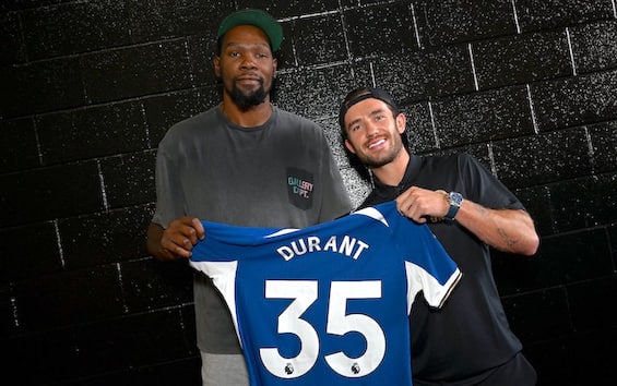 NBA, Kevin Durant posa con la maglia del Chelsea, ma gli va troppo ...