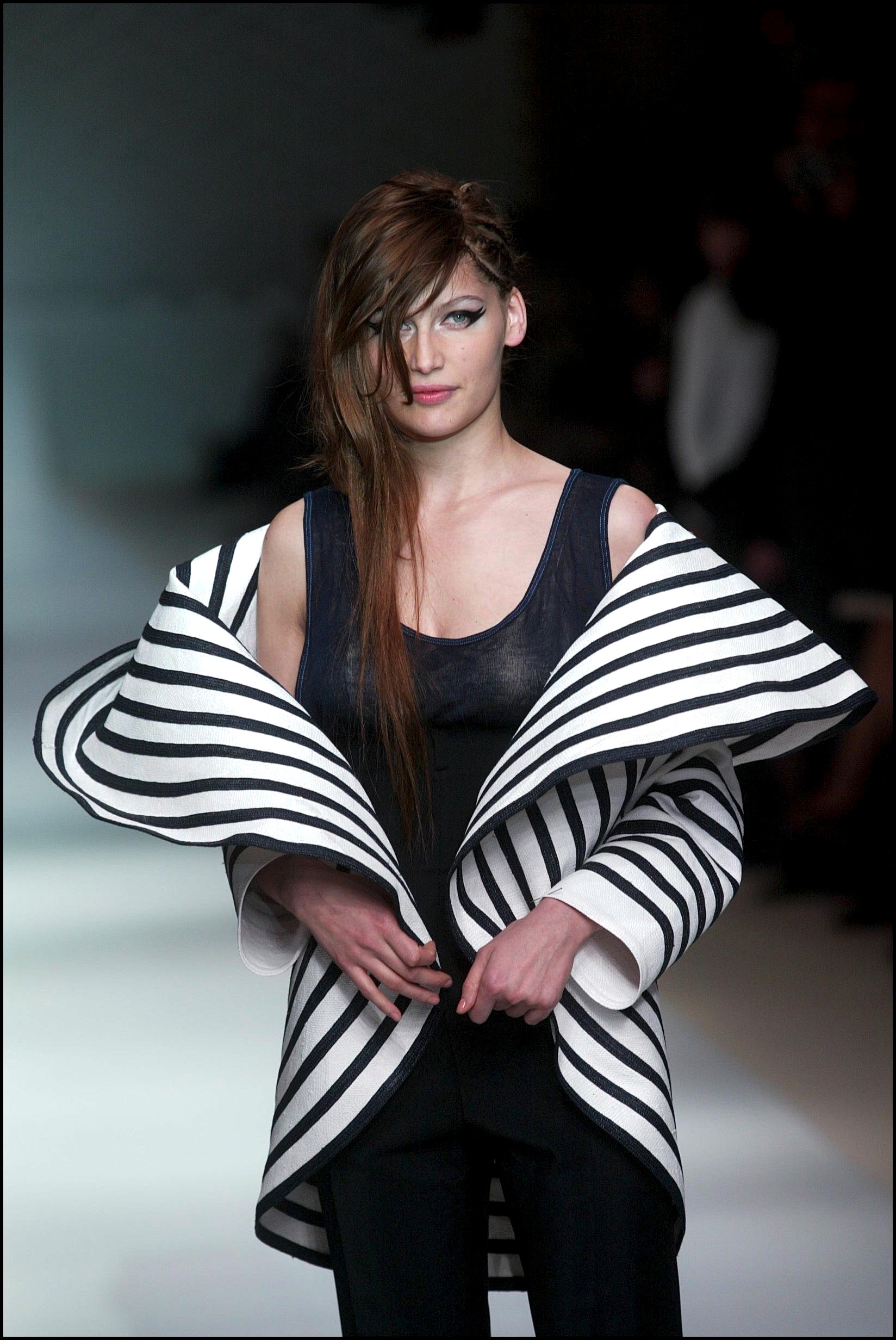 Laetitia Casta compie 45 anni: i suoi look più iconici in passerella ...