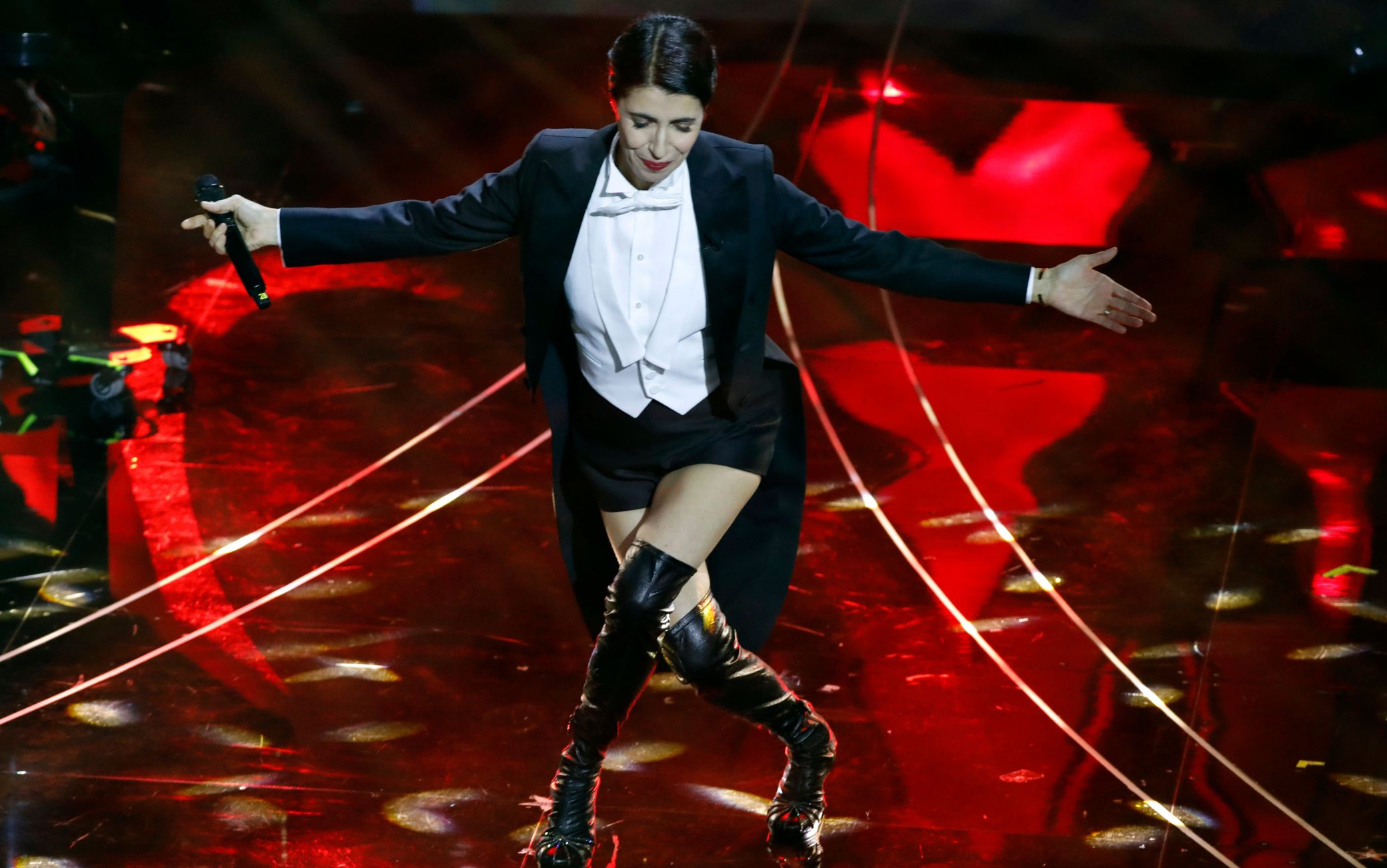 Sanremo 2024, Mahmood balla Tuta Gold in conferenza stampa