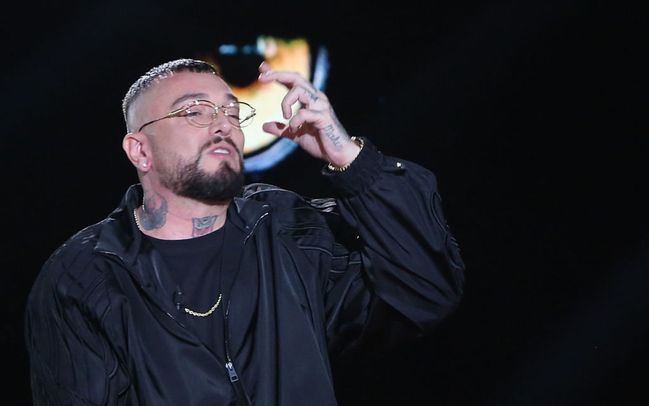 Guè Pequeno a Belve si racconta: dal difetto all'occhio alle dipendenze ...