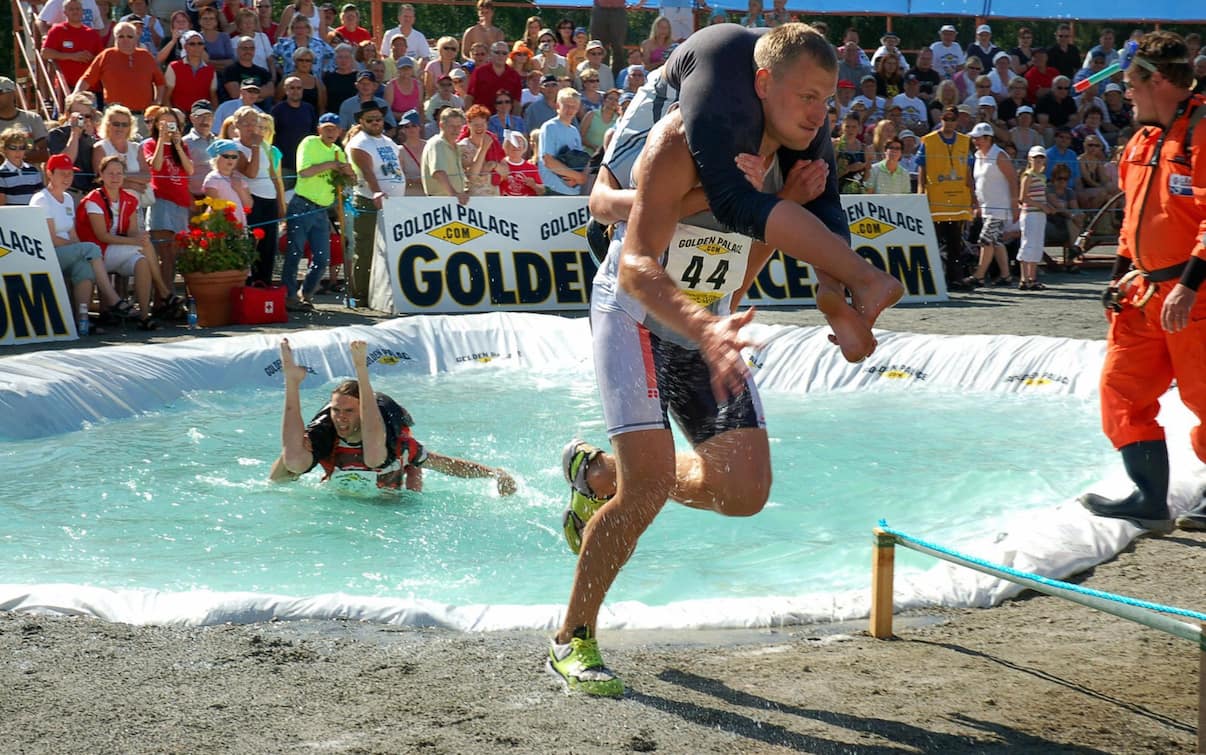 Wife Carrying, il campionato mondiale di trasporto della moglie | Sky Sport