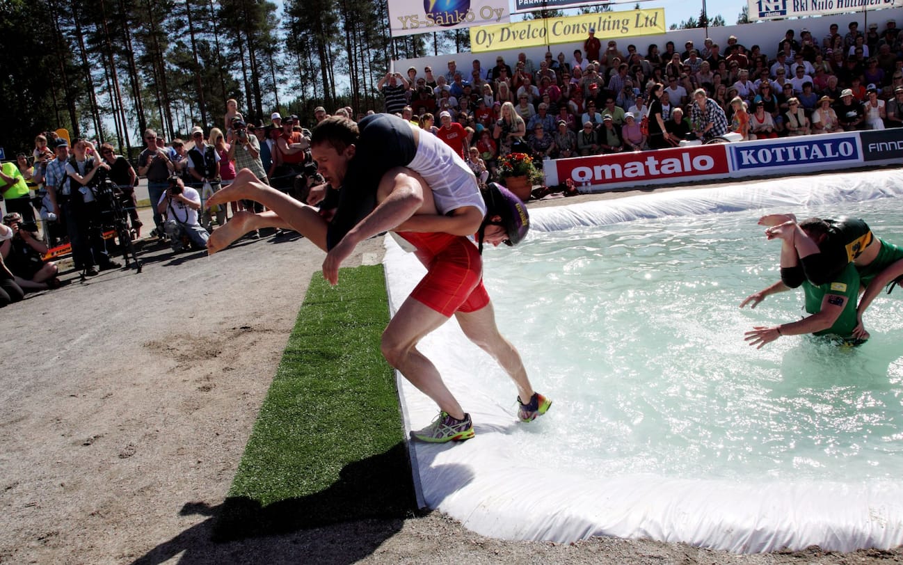 Wife Carrying, il campionato mondiale di trasporto della moglie | Sky Sport