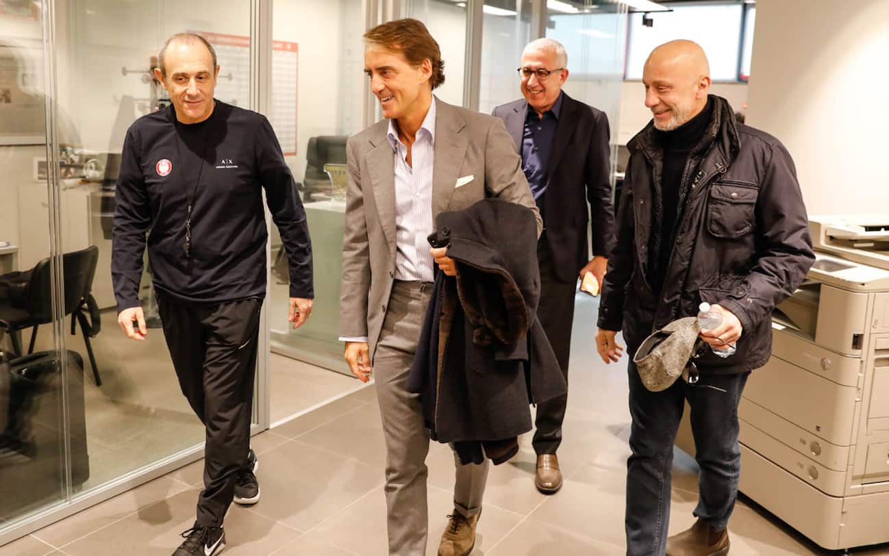 Roberto Mancini e Gianluca Vialli in visita all'Olimpia Milano | Sky Sport