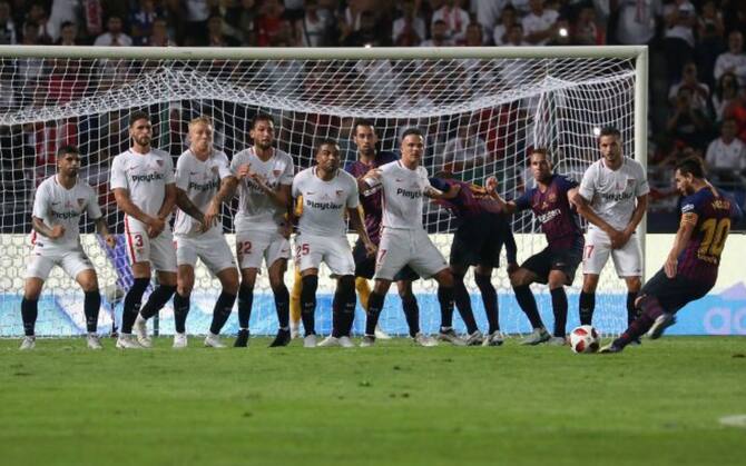 Calci di punizione di Messi, le facce dei giocatori in barriera | Sky Sport