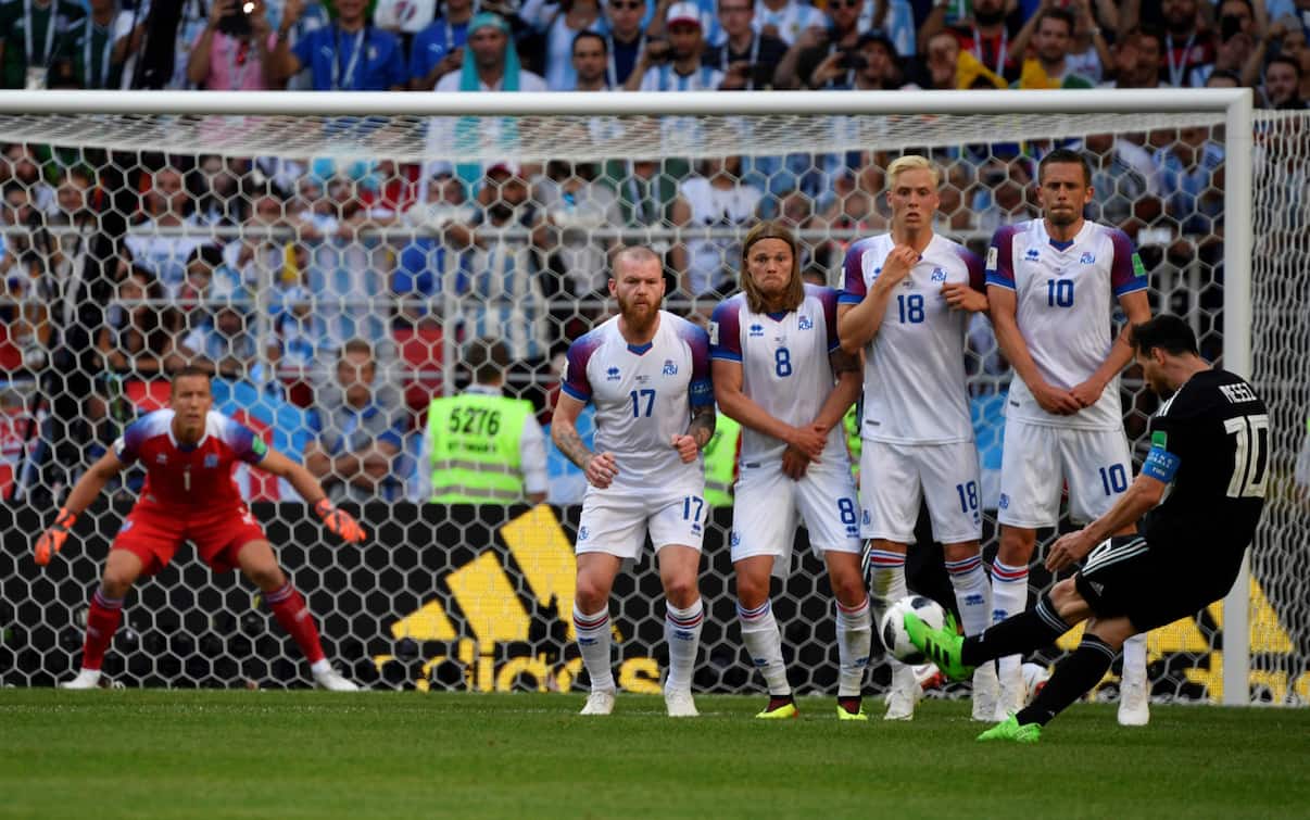 Calci di punizione di Messi, le facce dei giocatori in barriera | Sky Sport