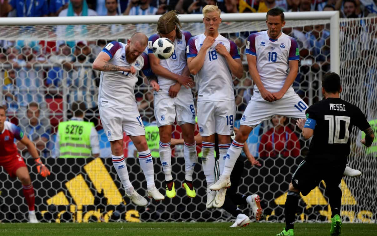 Calci di punizione di Messi, le facce dei giocatori in barriera | Sky Sport